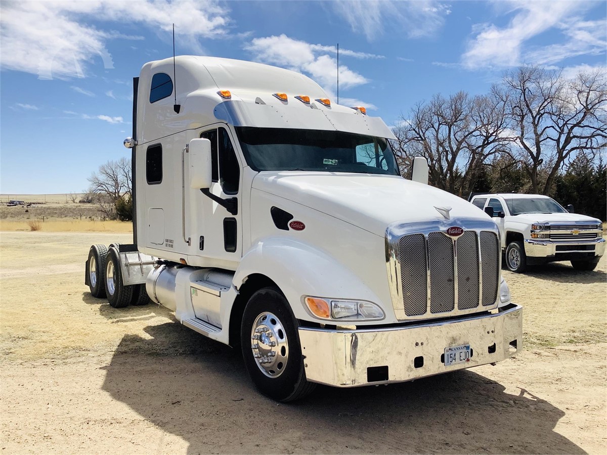 Which Should I Choose? Peterbilt or Kenworth? - Truck Lovers